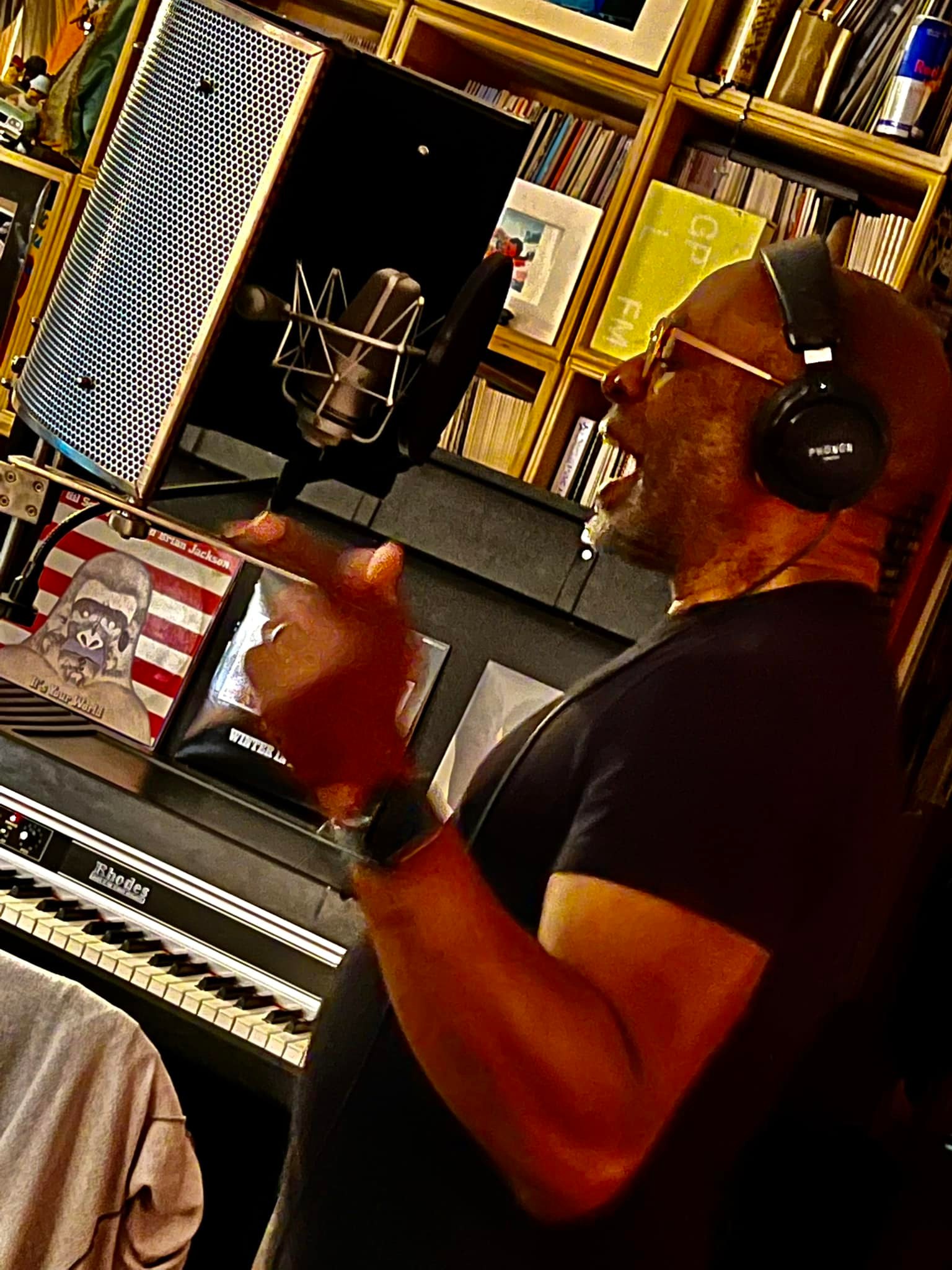 伝説のキーボーディスト ブライアン・ジャクソンがスタジオでSMB-02を着用してレコーディングに参加! | PHONON 音質を追求する総合ブランド